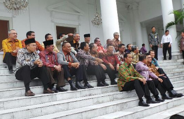 Ketika Jokowi Pilih Duduk-duduk Santai Bareng para Gubernur di Tangga ...