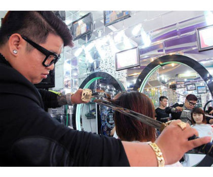 Ngeri, Hairdresser Ini Pangkas Rambut Klien dengan Samurai