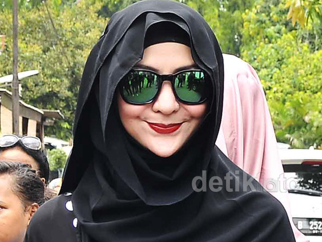 Mendadak Muncul Lagi, Sarah Vi Cantik Serba Hitam