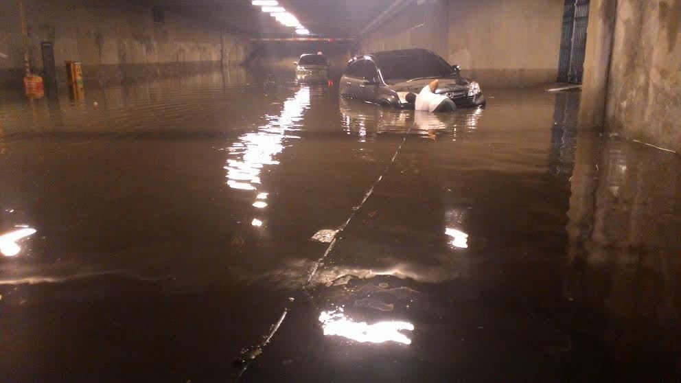 Dua Mobil Terendam Banjir di Basement Galaxy Mall Surabaya