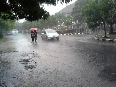 Awan CB Penyebab Surabaya Dilanda Hujan Disertai Petir