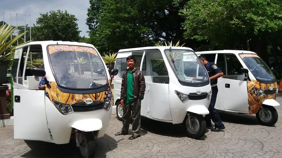 5 Unit Bajaj Listrik Tiba-tiba Mejeng di Depan Kantor Ahok