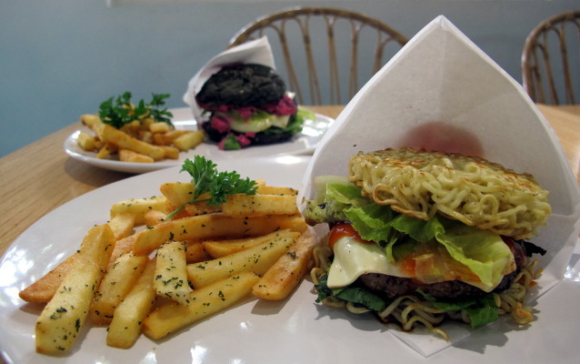 The Stacks Burger: Ada Perpaduan Rasa Unik dalam Burger Mie dan Burger ...