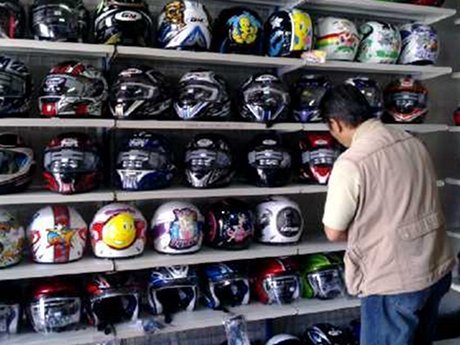 'Helm Standar Enggak Modis dan Tidak Pas di Kepala'