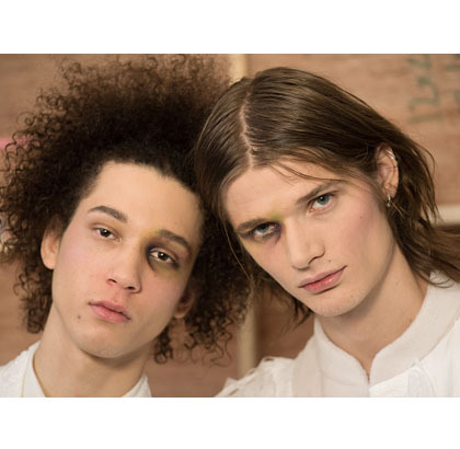 Para Model Ini Tampil di Catwalk dengan Wajah Lebam dan Bibir Pecah