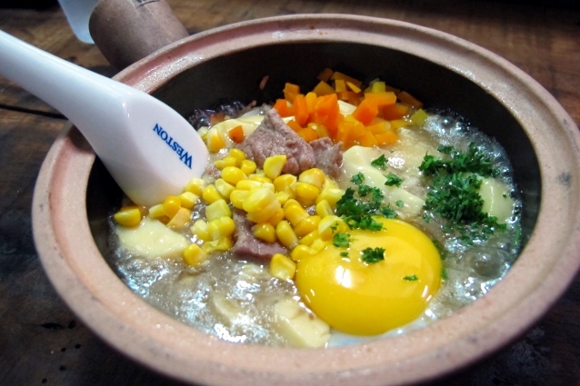 Claypot Popo: Gurih Hangat Nasi dengan Topping Daging Berkuah Kental