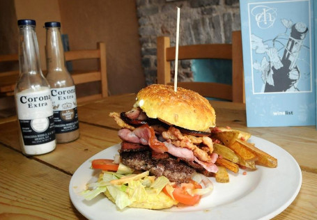 Wah! Burger dengan 2.500 Kalori Ini Terinspirasi 'Fifty Shades of Grey'