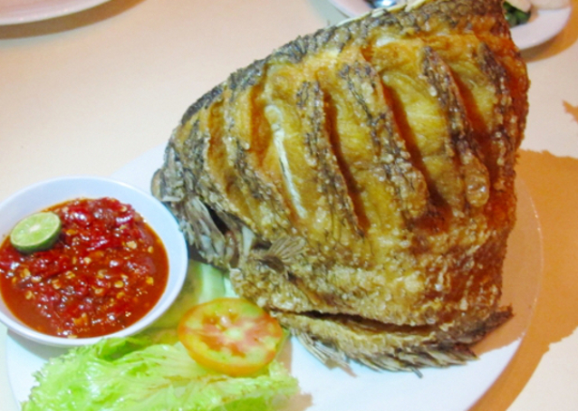 RM Sari Sunda: Sedap Mantap Gurame Goreng Bumbu Cobek dan Pencok Leunca ...