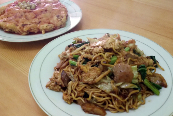 Bakmie Cahaya Ampera 18: Hangat Mantap Mie Goreng Komplet dan Fuyunghai ...
