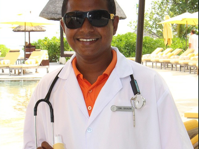 Di Resor Maladewa, Ada Dokter Khusus Kacamata Hitam