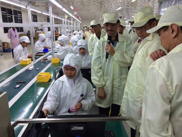 Menkominfo Inspeksi Pabrik Ponsel 4G Polytron di Kudus