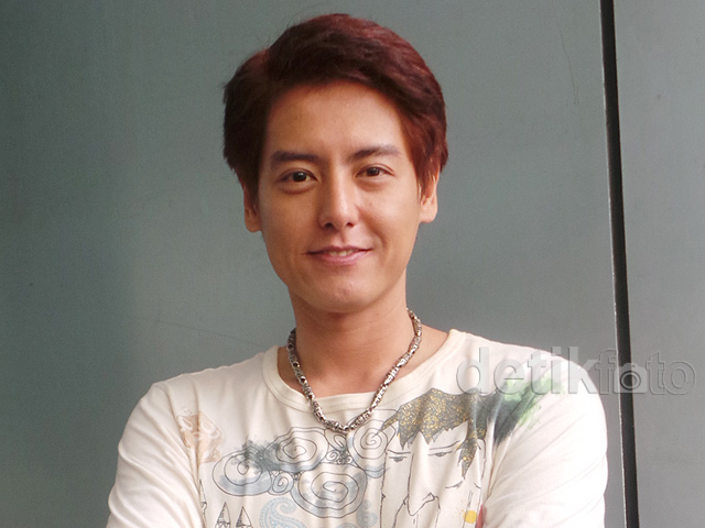 Rambut Roger Danuarta Kini Berwarna Merah