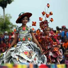 Berbusana 'Rombeng', para Model ini Tetap Cantik dan Anggun