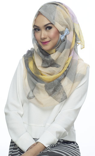 Gaya Hijab Colorful Nada Puspita Curi Perhatian Masyarakat Jerman