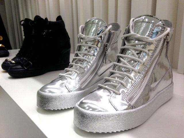 Stiletto Sampai Sneakers, Koleksi Terbaru Giuseppe Zanotti Dihiasi Emas Stiletto Sampai Sneakers, Koleksi Terbaru Giuseppe Zanotti Dihiasi Emas