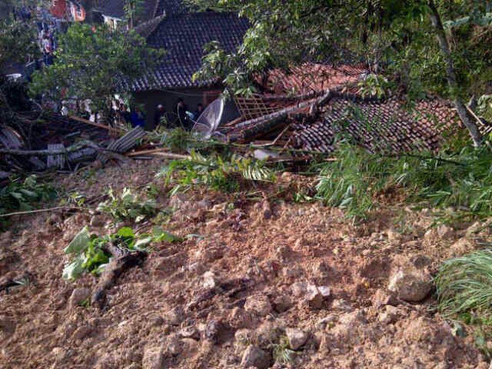 Akses ke Lokasi Sulit, Begini Kondisi Longsor di Sukabumi yang Timbun 9 Warga