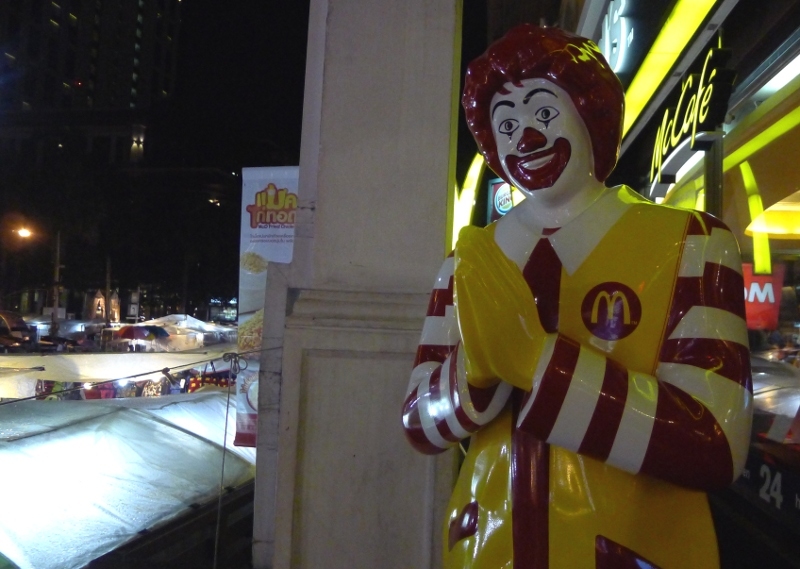 Saat Ronald McDonald Bergaya 'Sawasdee' di Thailand