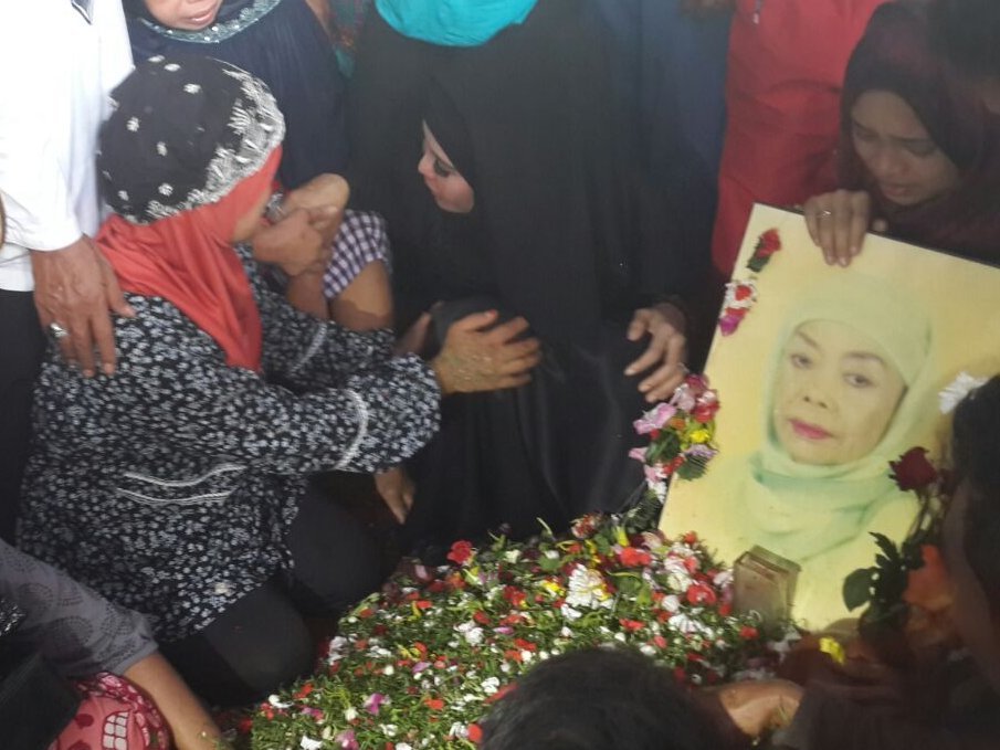 Isak Tangis Warnai Pemakaman Mpok Nori Isak Tangis Warnai Pemakaman Mpok Nori