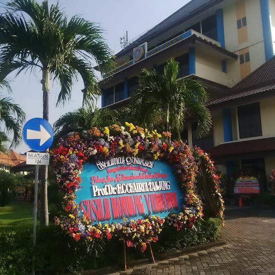 Karangan Bunga Banjiri Kampus Unair Jelang Pengukuhan CT Sebagai Guru Besar