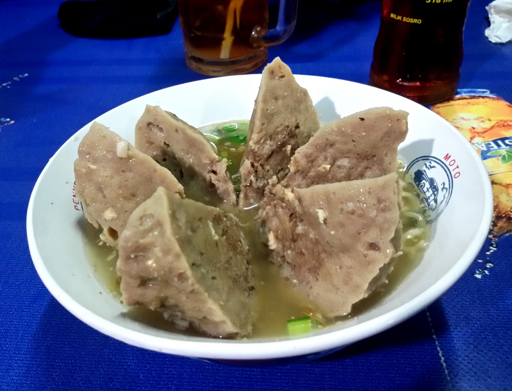 Bakso Gunung Gandul: Mantap Sedap Bakso Bom dan Mie Ayam dengan Bakso Telur