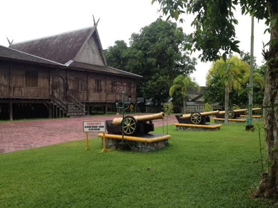 Melihat Istana Kuning Milik Kesultanan Kutaringin yang Eksotis di ...