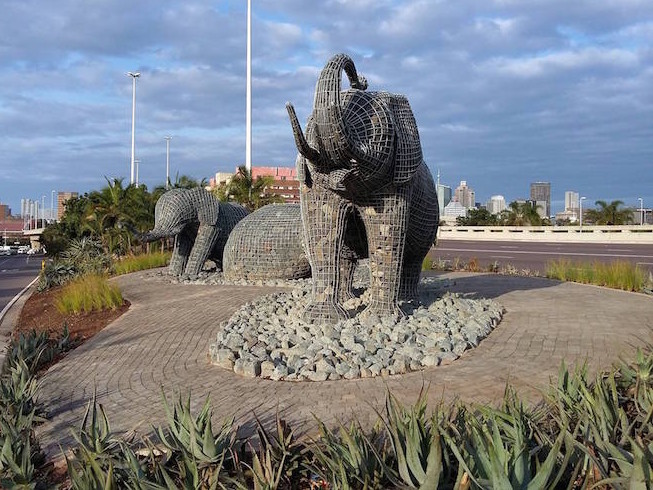 Unik! Empat Patung Gajah Raksasa Terbuat dari Batu