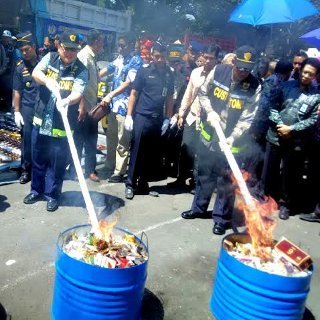 Menkeu Bambang Musnahkan Puluhan Ribu Botol Miras dan Jutaan Rokok Ilegal