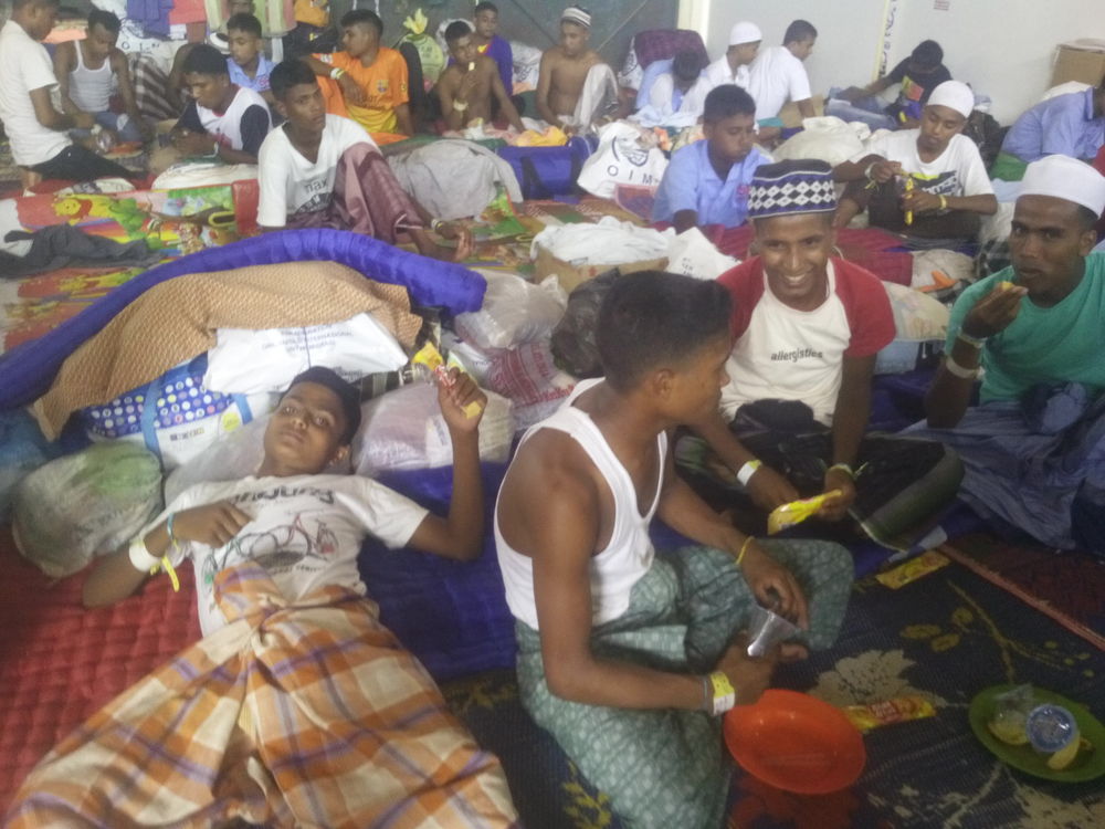 Tertibnya Suasana Makan Siang Para Imigran Rohingya di Penampungan