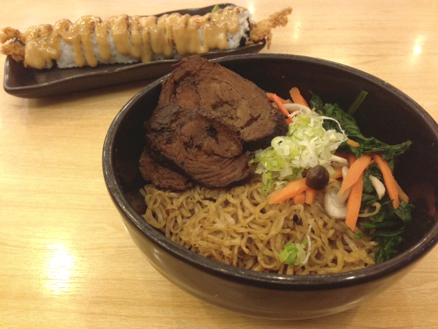 Torico Restaurant: Mencoba Dry Ramen yang Gurih dan Salmon Enoki Roll ...