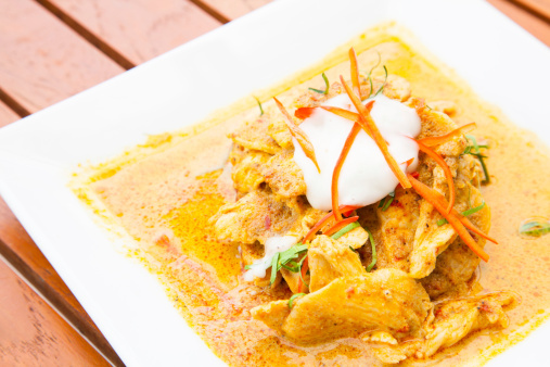 Yuk, Menyegarkan Diri Siang Ini dengan Kari Ayam Merah yang Sedap!