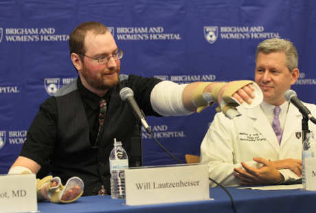 Dr Matthew Carty Pimpin Tim Bedah Rekonstruksi Tangan yang Langka