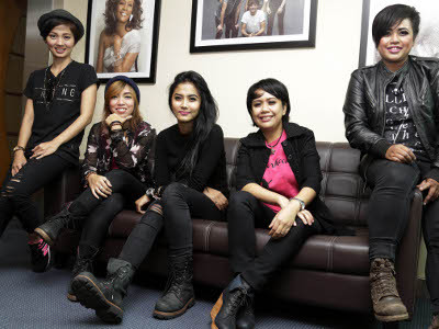 SHE: Semangat, Rasa, dan Vokalis Baru