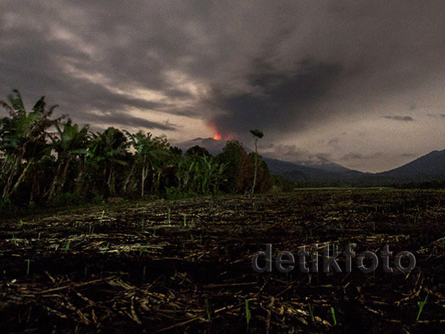 Penampakan Gunung Raung 'Meraung'