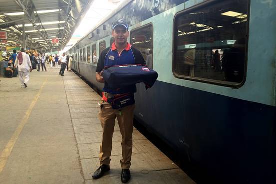 Domino's Pizza India Kini Layan Antar Pizza ke Penumpang Kereta Komuter