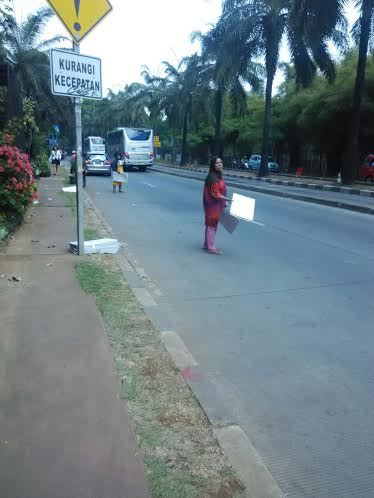 Ragunan Ramai Pengunjung, Pedagang Tikar Dadakan Raup Rp 1 Juta/hari