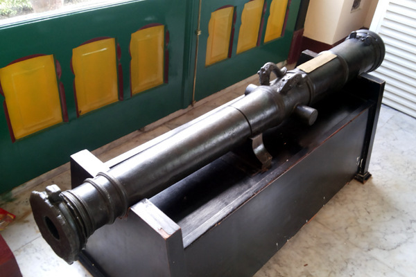 Kisah Meriam Buntung & 'Kutukan' dari Istana Siak