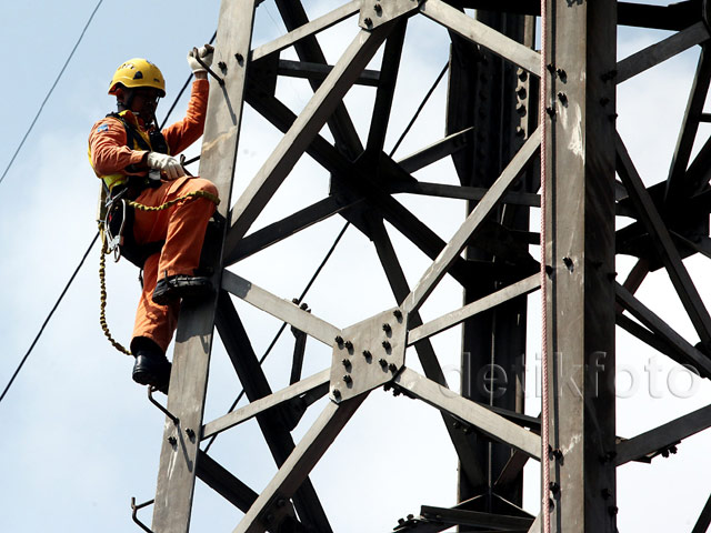 Tim PDKB PLN Ganti Isolator 150.000 Volt