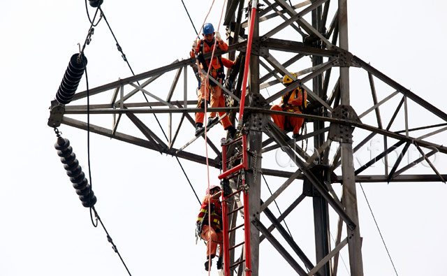 Tim PDKB PLN Ganti Isolator 150.000 Volt