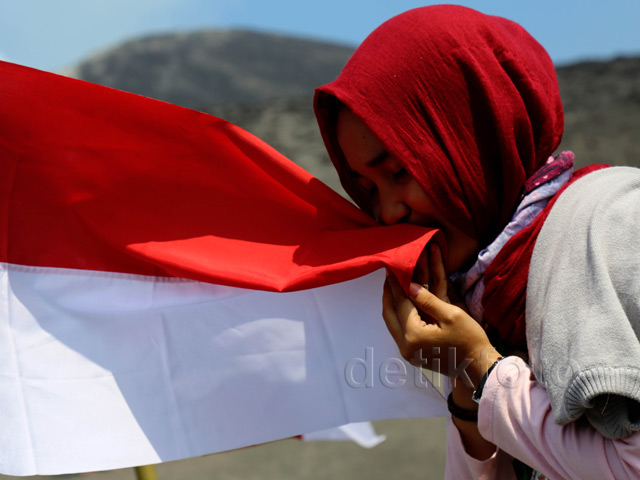 Mengibarkan Merah Putih di Anak Krakatau