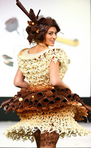 7 Gaun Berbahan Unik di Fashion Show, dari Kaleng Hingga Garpu