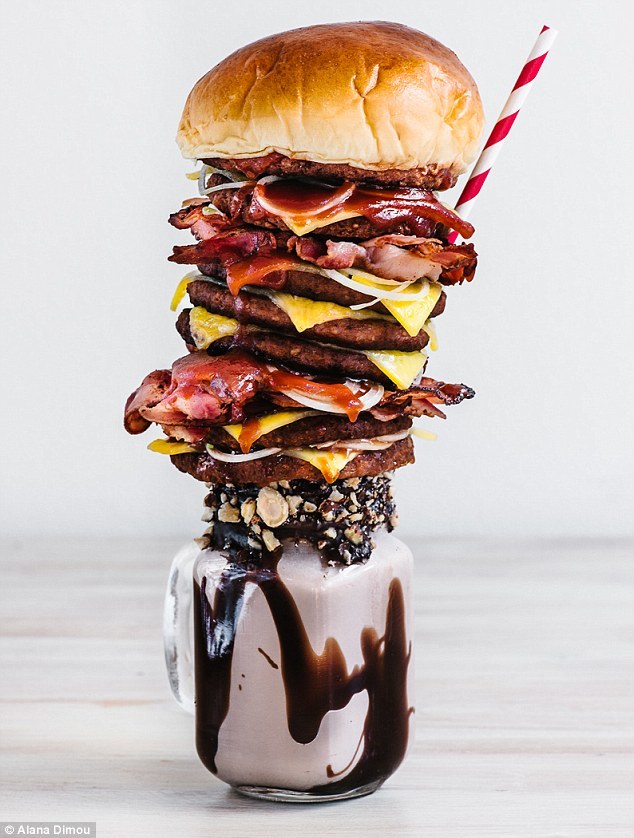 Fotografer Australia Ini Bikin Milkshake dengan Topping Burger dan BBQ Ayam