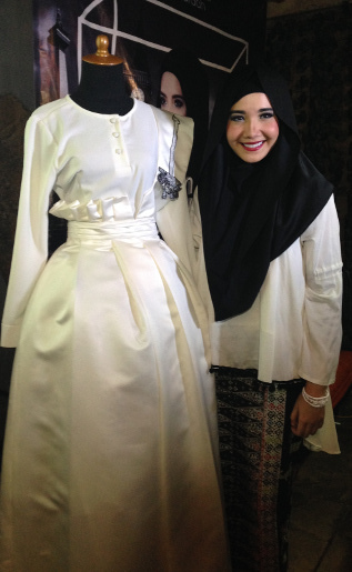 Detail Busana Muslim Betawi yang Akan Dipamerkan Zaskia Sungkar di Inggris