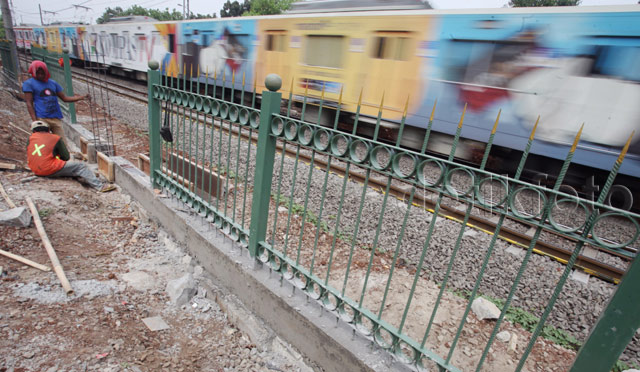 Pembuatan Pagar Pembatas di Jalur KRL