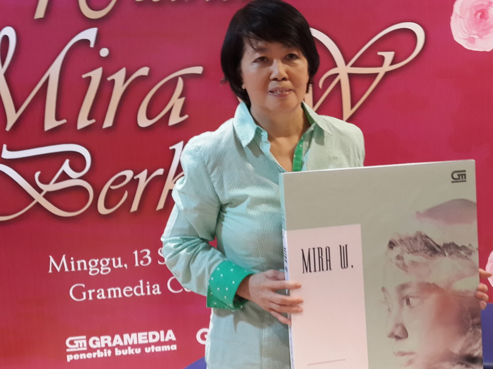 Demi Novel Terbaru, Mira W. Jelajah Tanzania Sampai Papua