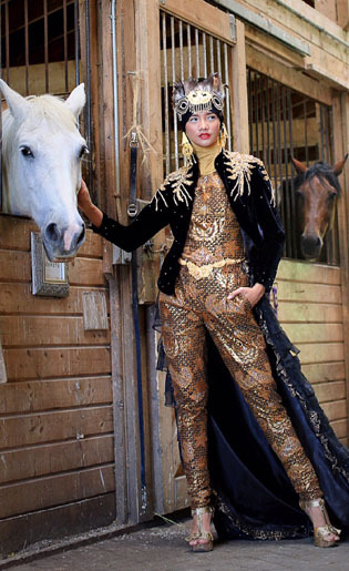 Foto: Sarah Azka Glamour dengan Jumpsuit Batik di Peternakan Kuda