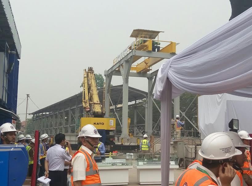 Ditemani Jonan, Jokowi Resmikan Bor 'Raksasa' MRT di Senayan