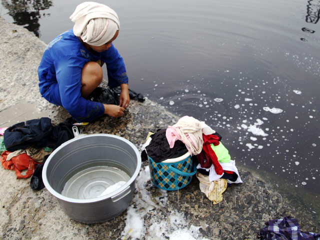 Kekeringan, Warga Terpaksa Mencuci di Sungai Keruh