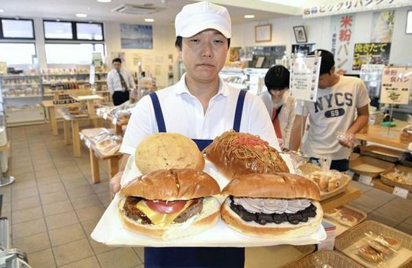 Bakery di Jepang Ini Buat Burger dan Roti Kari Ukuran Jumbo