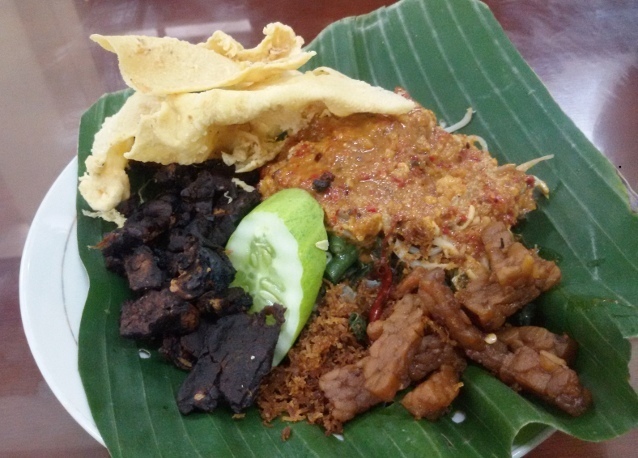 Sedep Mantep Makan Siang dengan Nasi Pecel Komplet