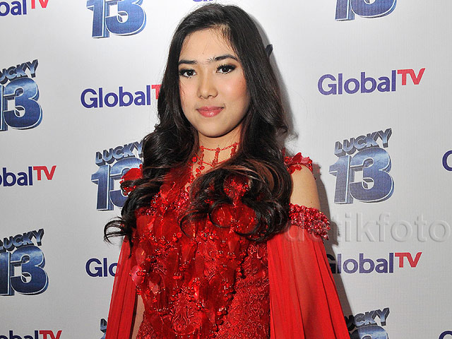 Isyana Sarasvati Memesona Bergaun Merah Menyala